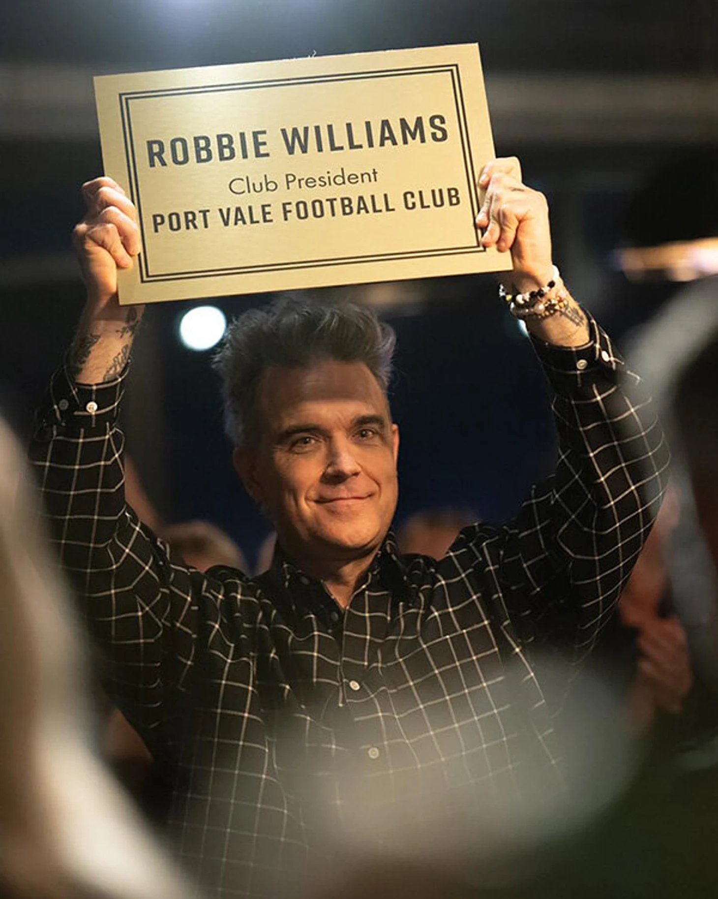 Robbie Williams' Hilarious Arsenal Dig & Spurs Rivalry at Emirates Concert